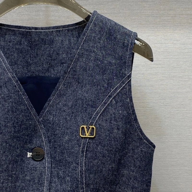 Low-cost Valentino Dress Suits