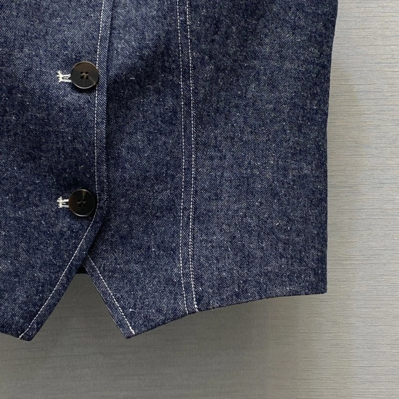 Low-cost Valentino Dress Suits