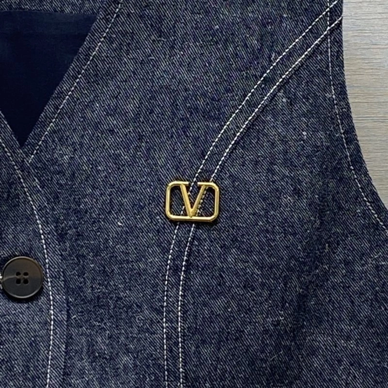 Low-cost Valentino Dress Suits