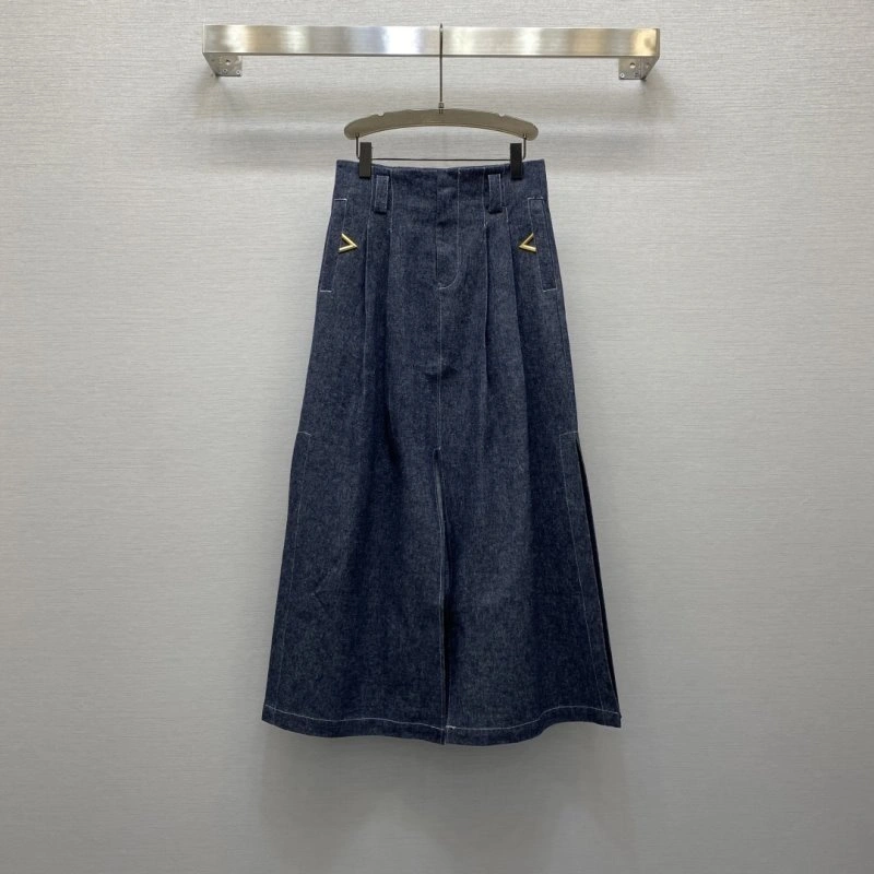 Low-cost Valentino Dress Suits