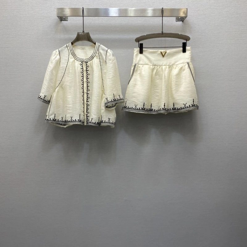 Low-cost Valentino Dress Suits