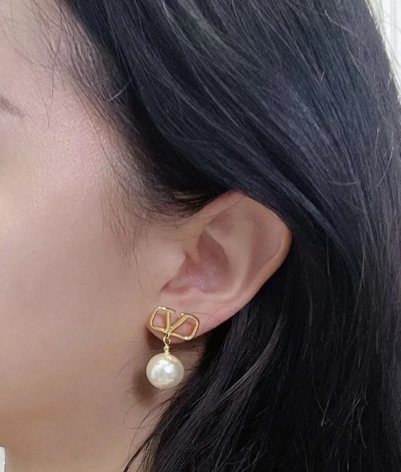 Accurate model Valentino Earrings