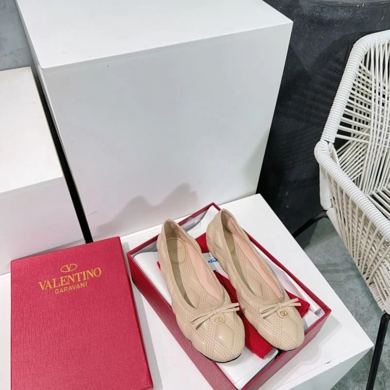 Accurate model Valentino Flat Shoes