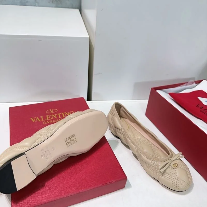 Accurate model Valentino Flat Shoes