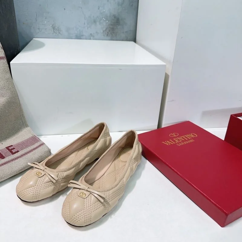 Accurate model Valentino Flat Shoes