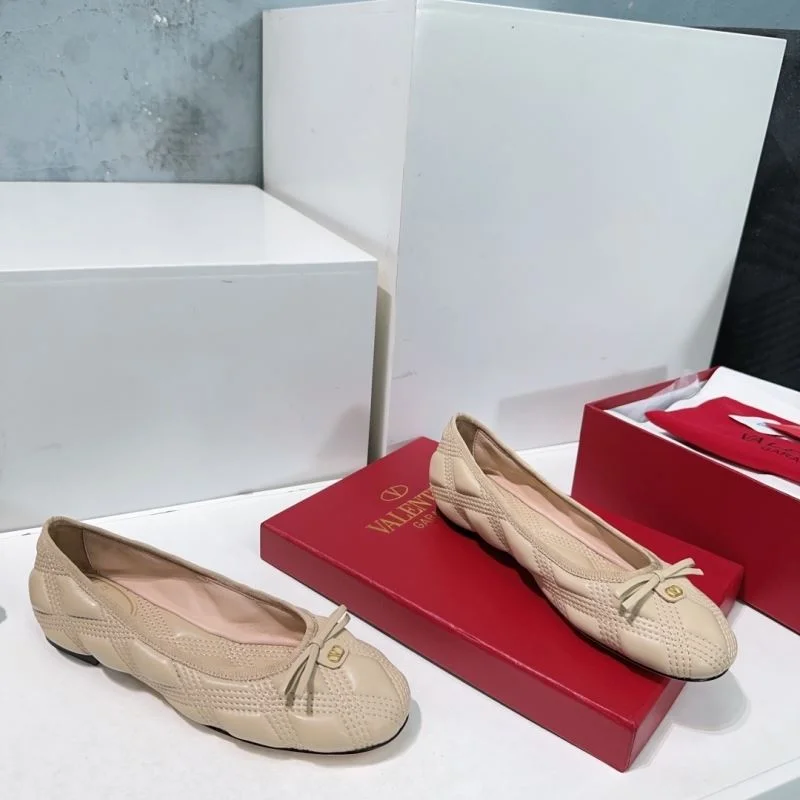 Accurate model Valentino Flat Shoes
