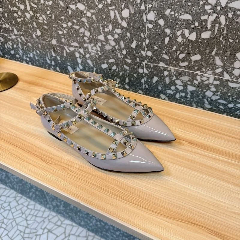 Accurate model Valentino Flat Shoes