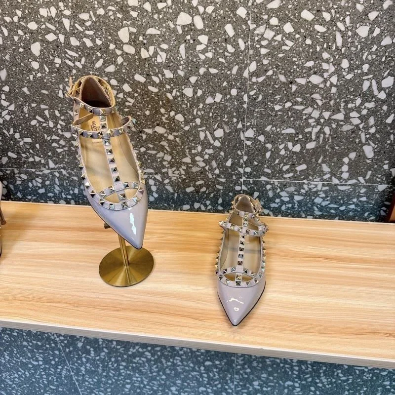 Accurate model Valentino Flat Shoes