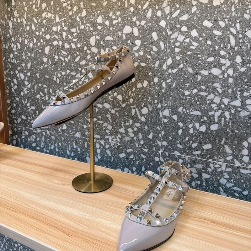 Accurate model Valentino Flat Shoes