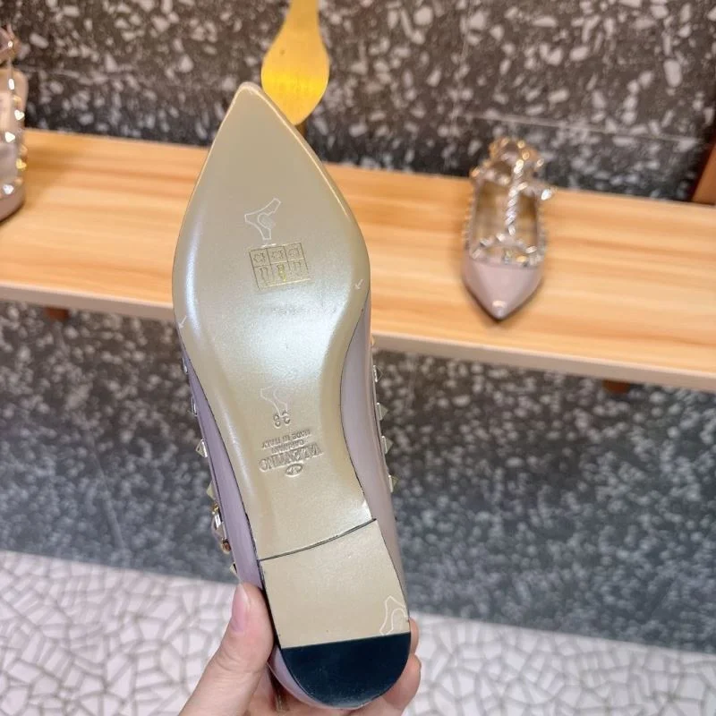 Accurate model Valentino Flat Shoes