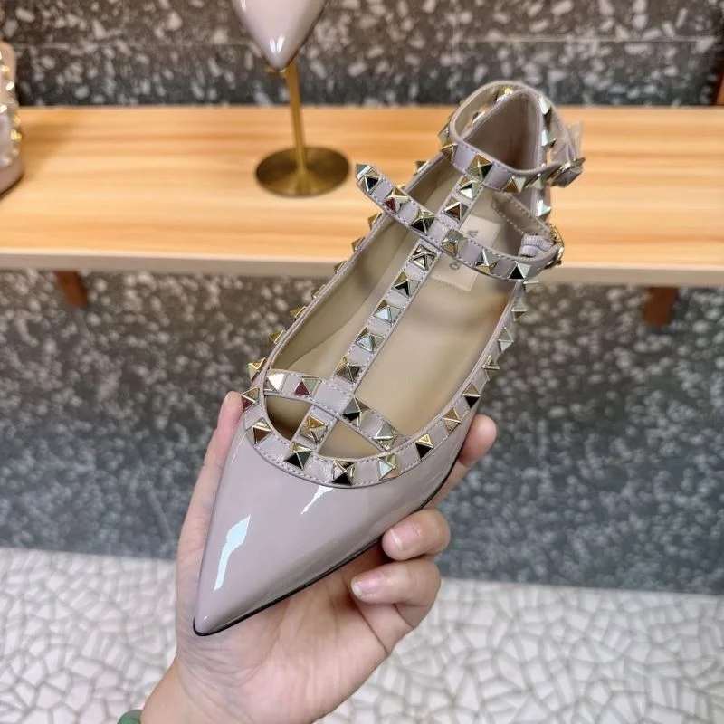 Accurate model Valentino Flat Shoes