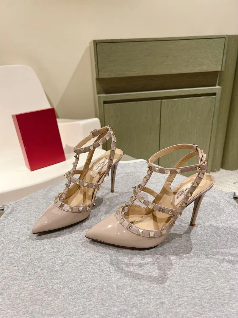 Accurate model Valentino Heeled Shoes