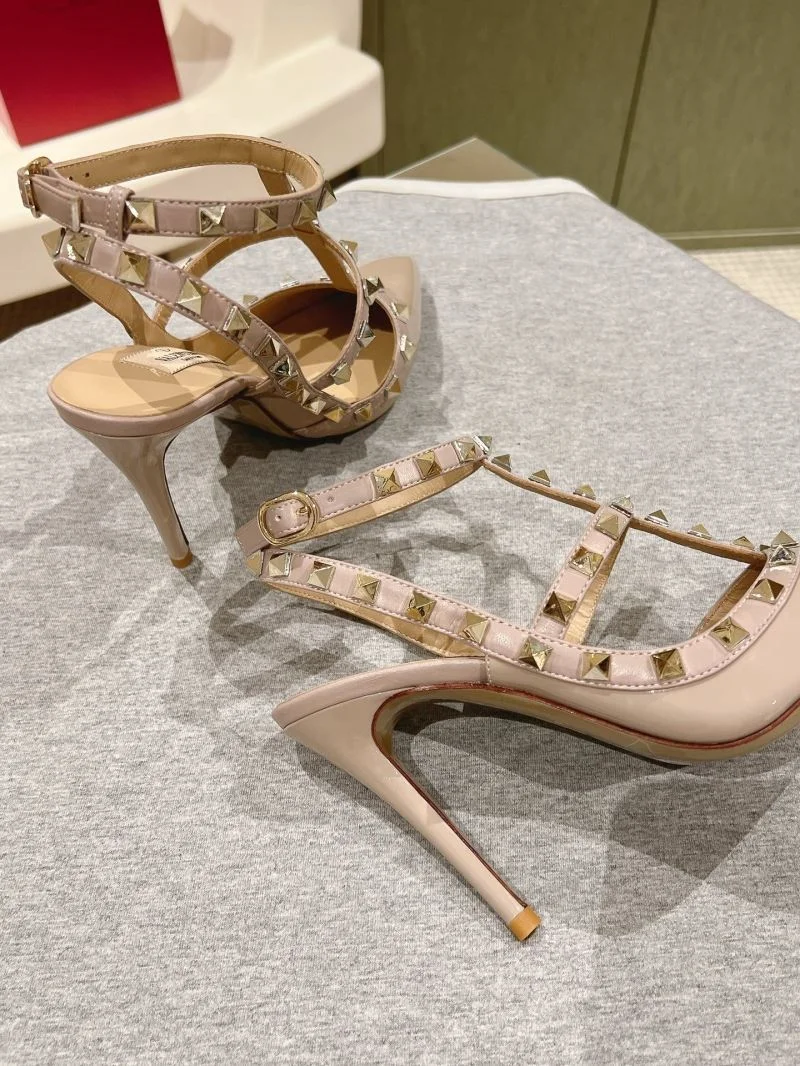 Accurate model Valentino Heeled Shoes