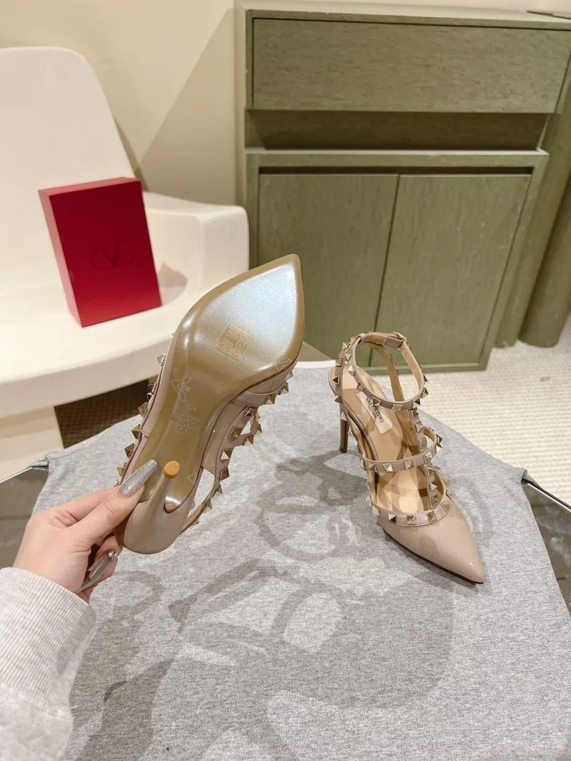 Accurate model Valentino Heeled Shoes