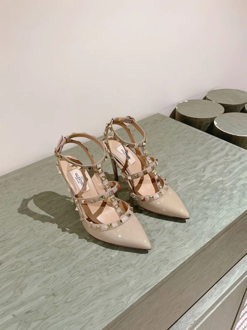 Accurate model Valentino Heeled Shoes