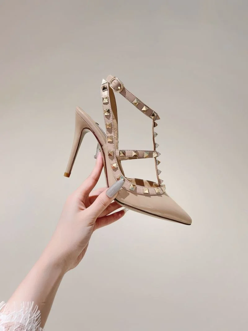 Accurate model Valentino Heeled Shoes