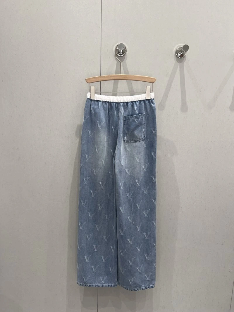 Accurate model Valentino Jeans