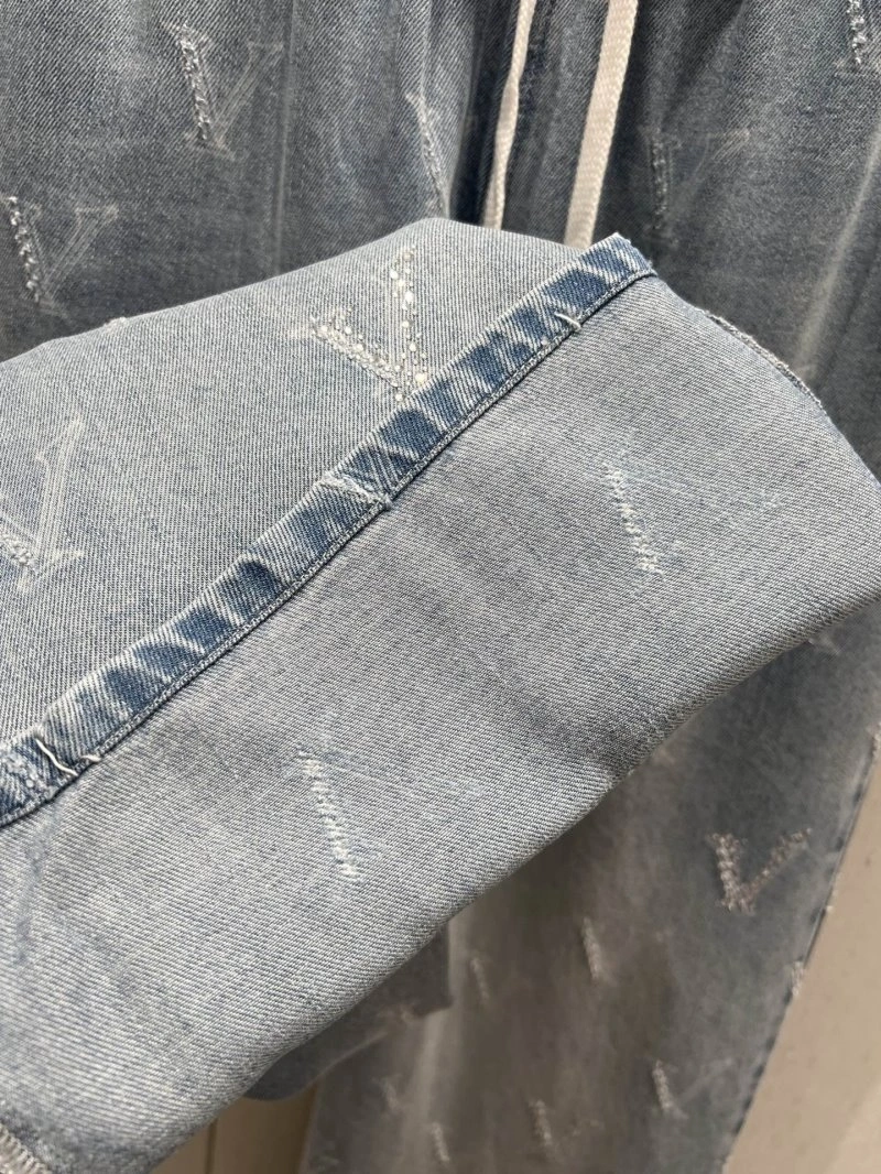 Accurate model Valentino Jeans