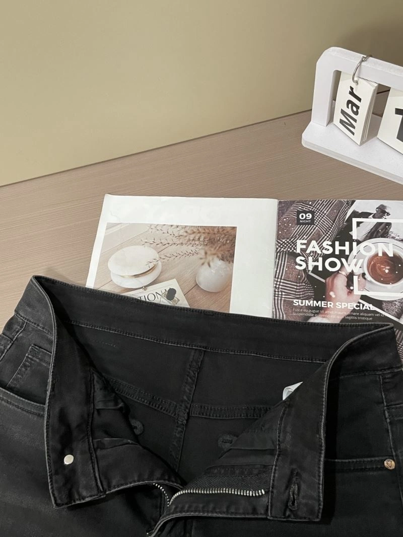 Accurate model Valentino Jeans