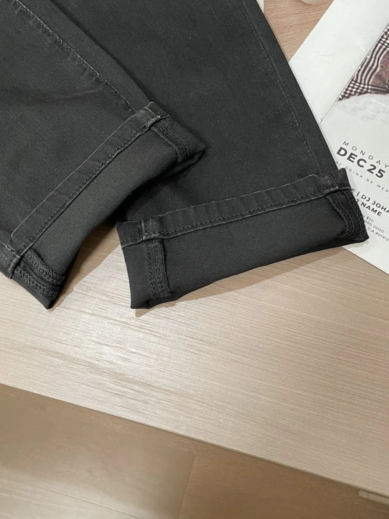 Accurate model Valentino Jeans