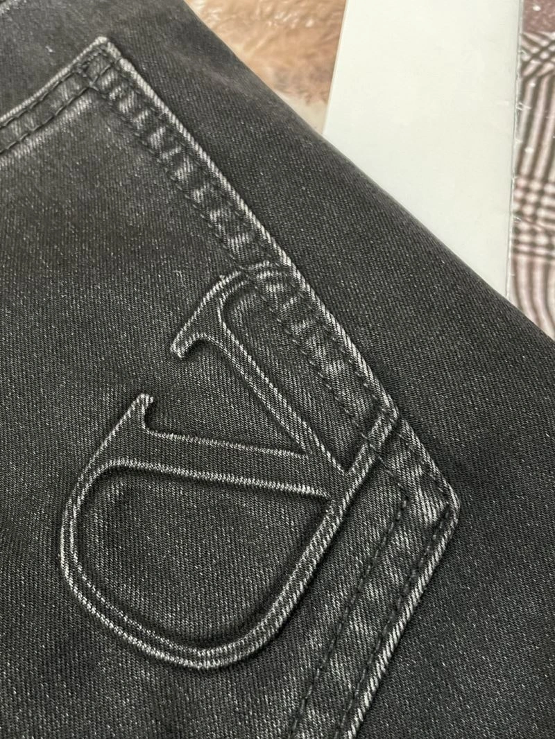 Accurate model Valentino Jeans