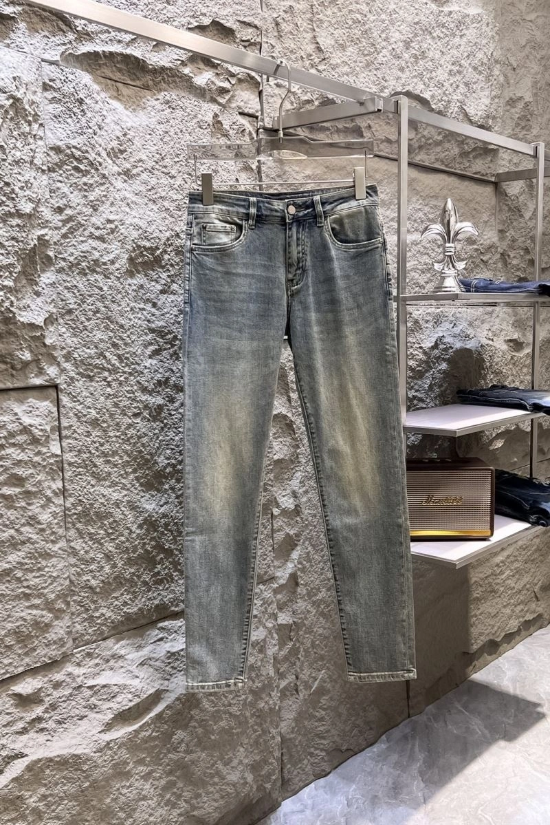 Low-cost Valentino Jeans
