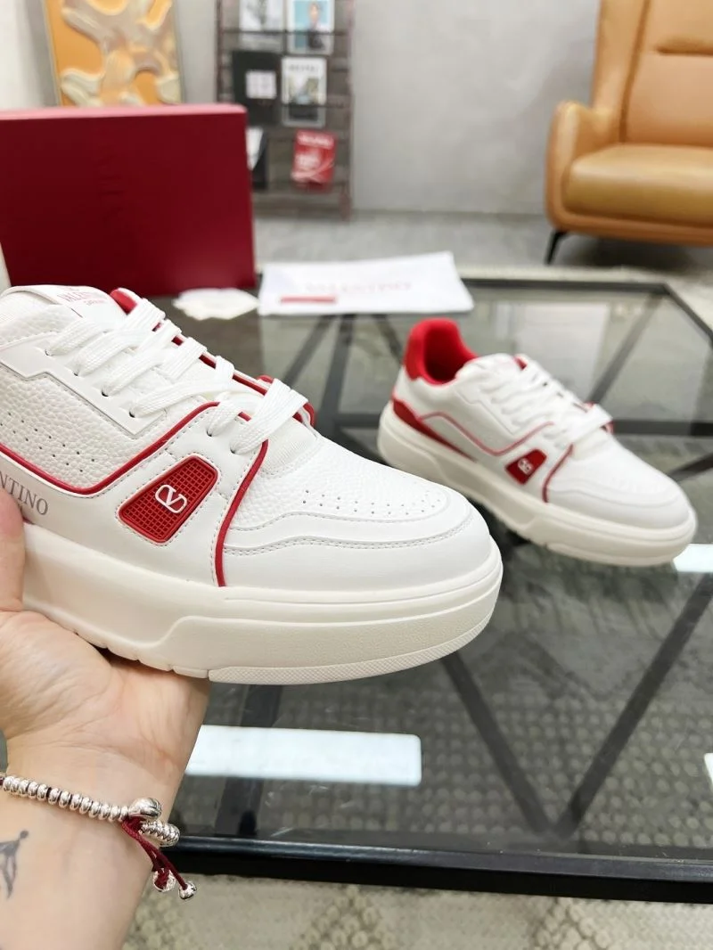 Accurate model Valentino Low Shoes