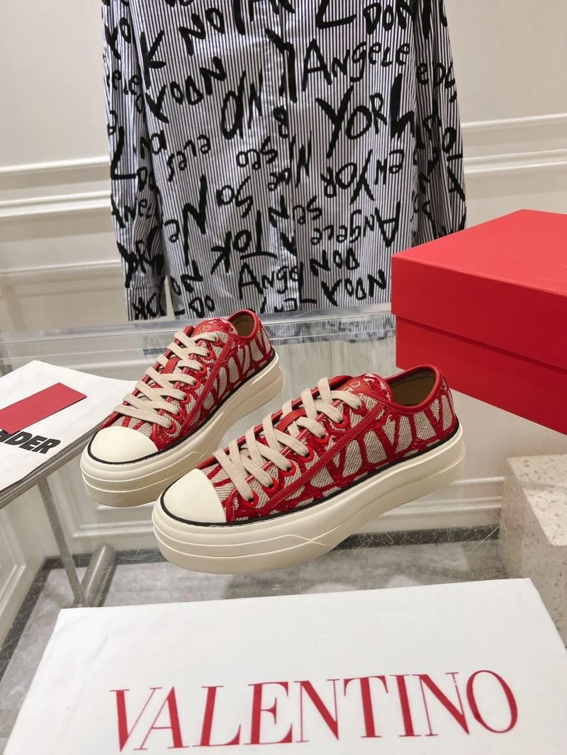 Accurate model Valentino Low Shoes