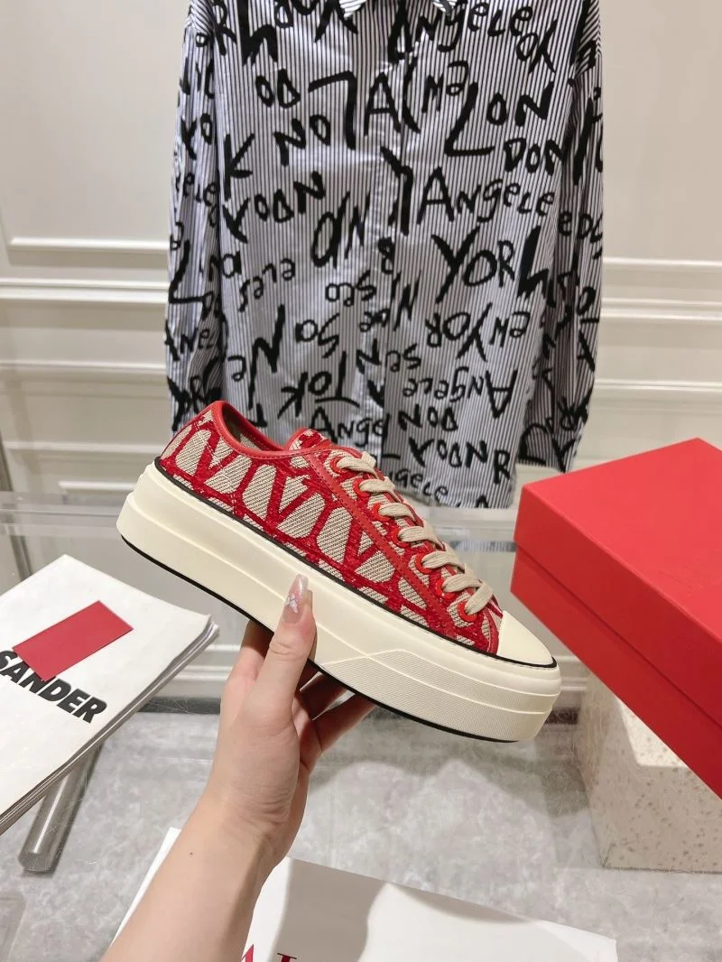 Accurate model Valentino Low Shoes