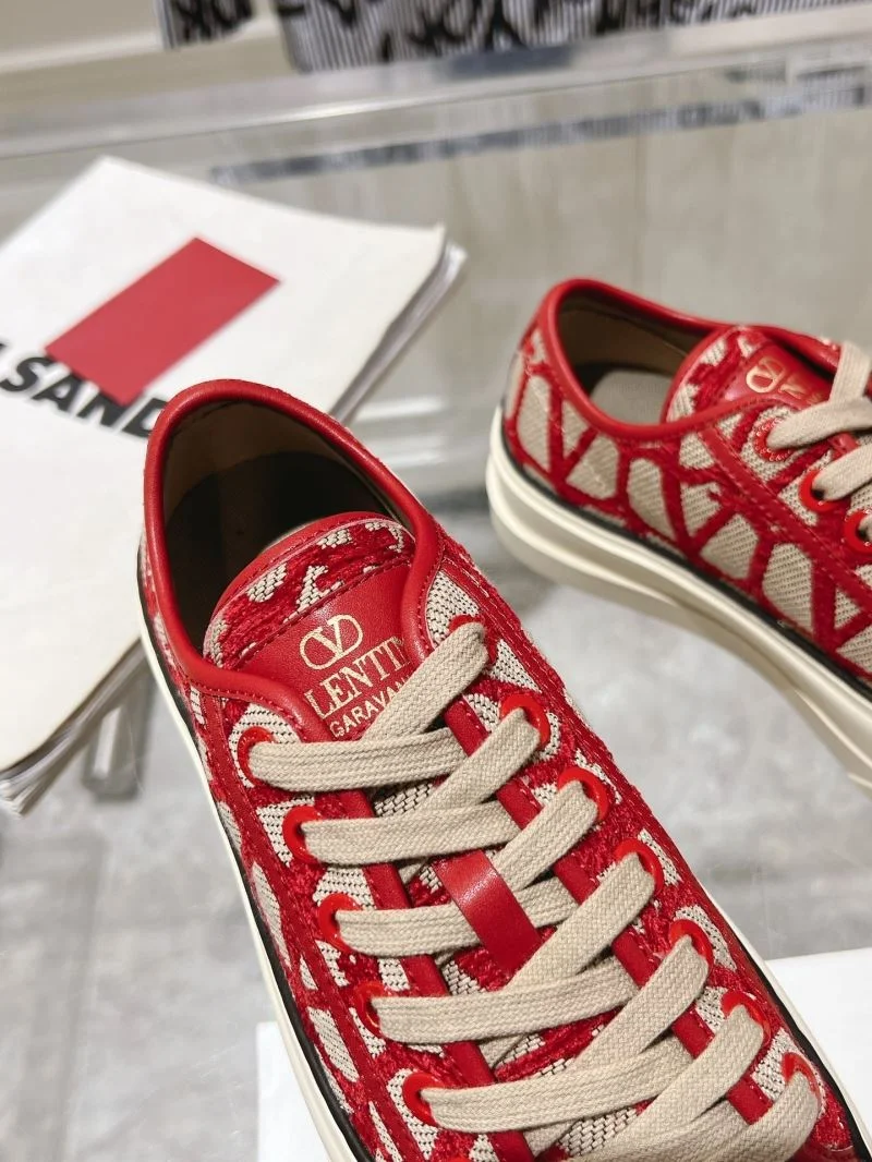 Accurate model Valentino Low Shoes