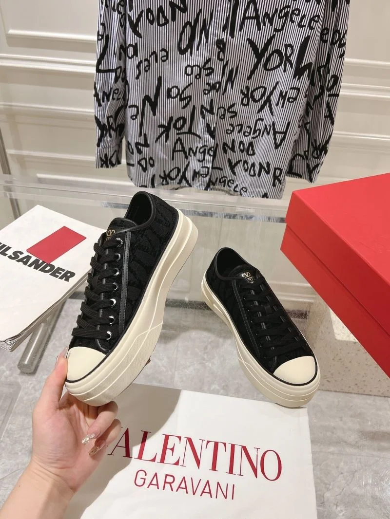 Accurate model Valentino Low Shoes