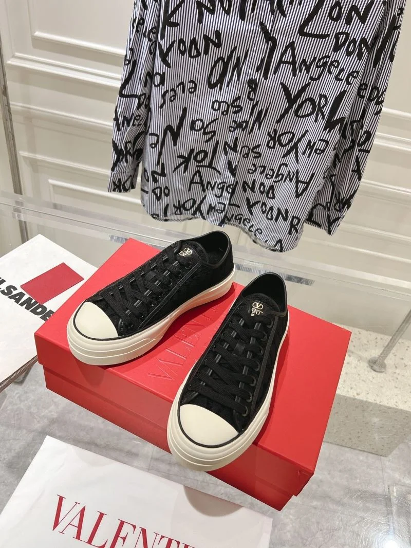 Accurate model Valentino Low Shoes