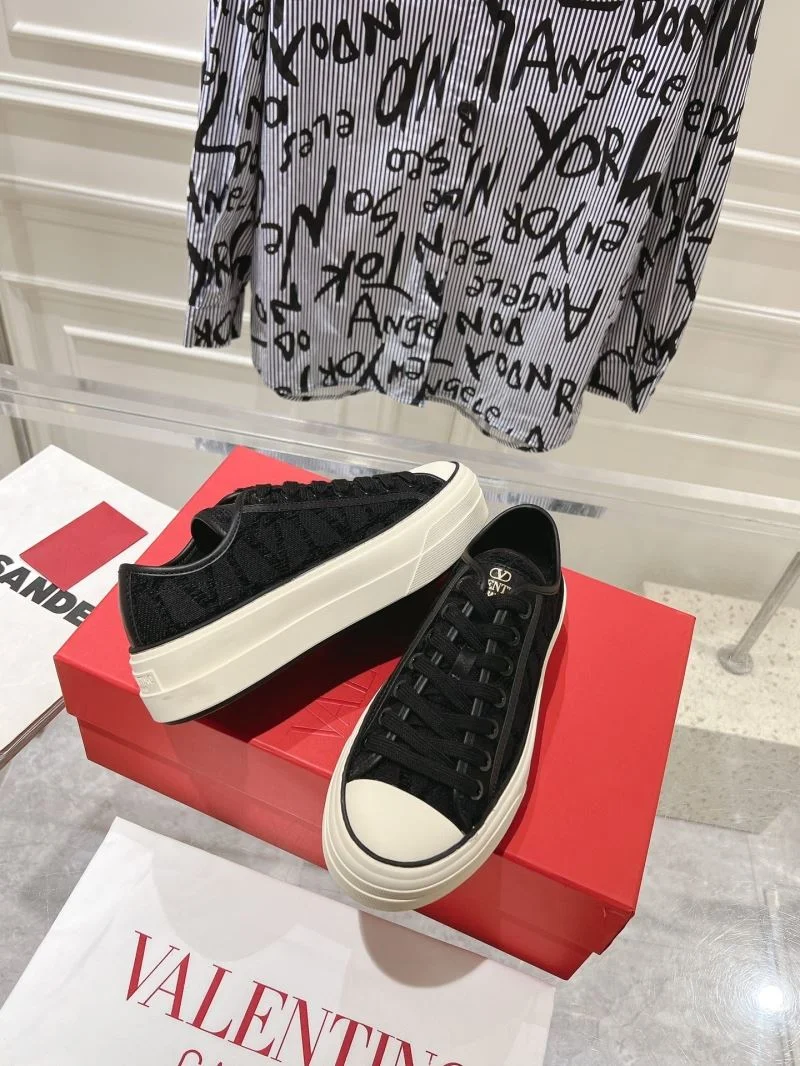 Accurate model Valentino Low Shoes
