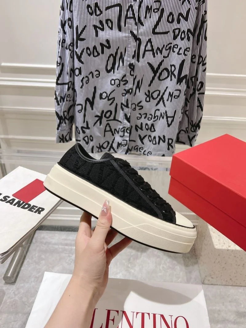 Accurate model Valentino Low Shoes