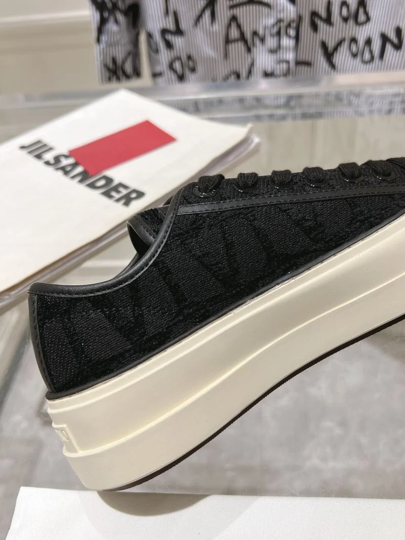 Accurate model Valentino Low Shoes