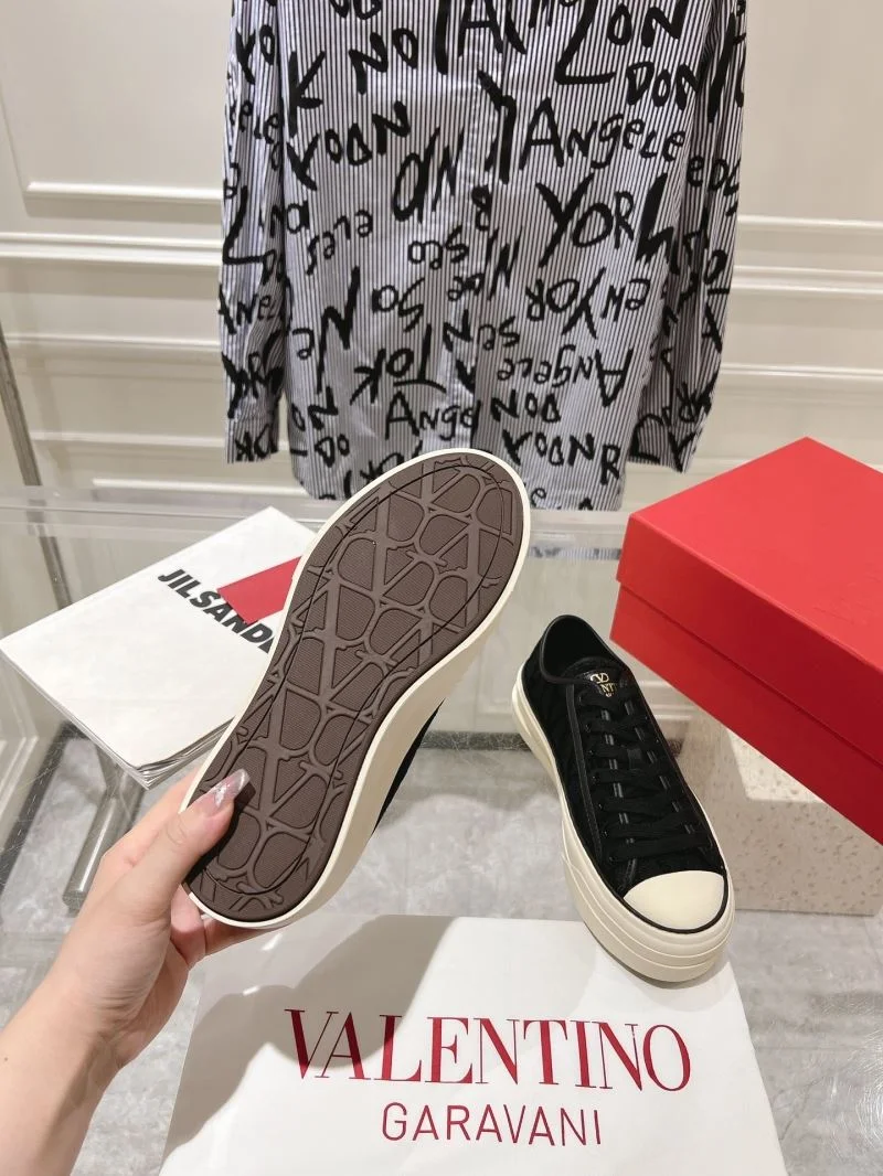 Accurate model Valentino Low Shoes