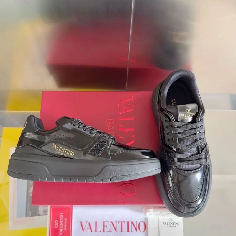 Accurate model Valentino Low Shoes