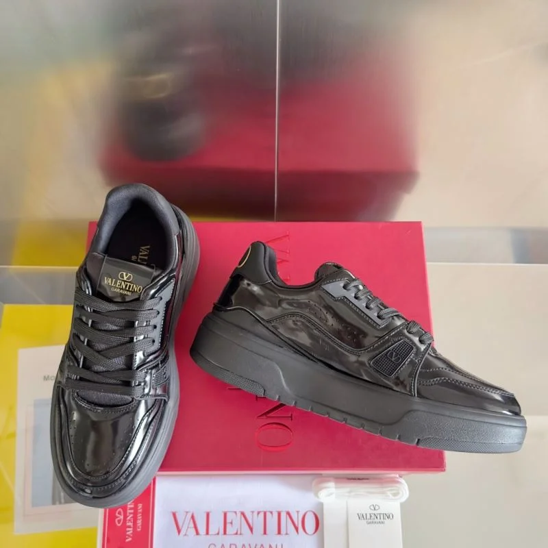 Accurate model Valentino Low Shoes