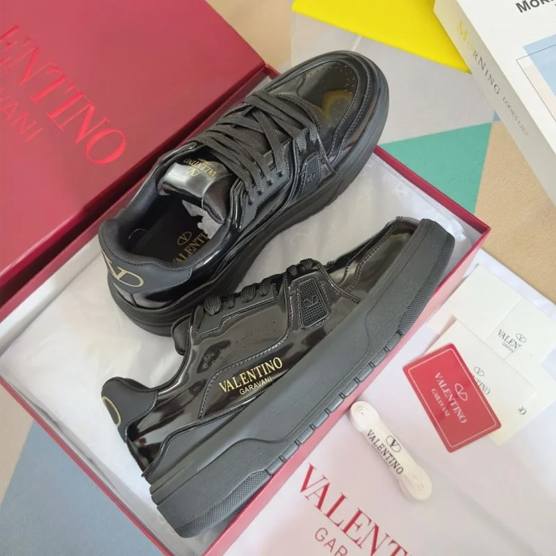 Accurate model Valentino Low Shoes