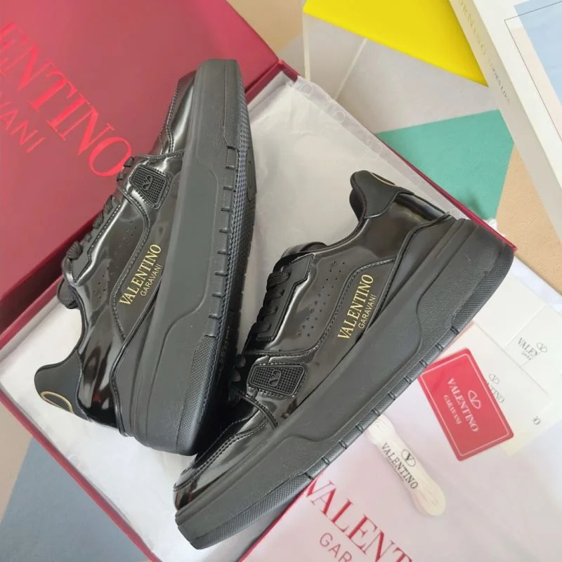 Accurate model Valentino Low Shoes