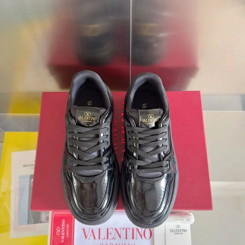 Accurate model Valentino Low Shoes