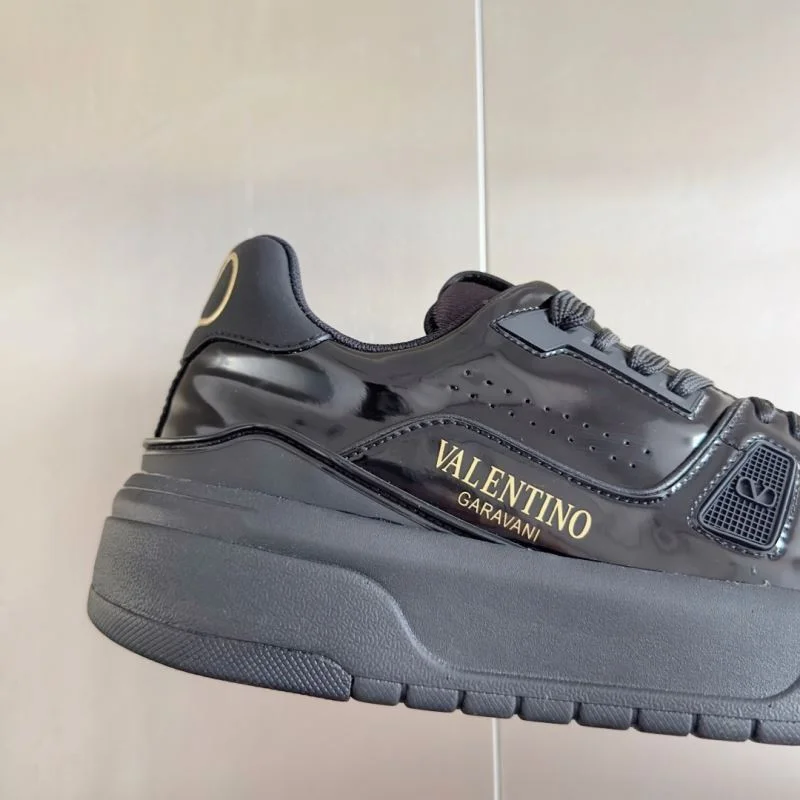 Accurate model Valentino Low Shoes