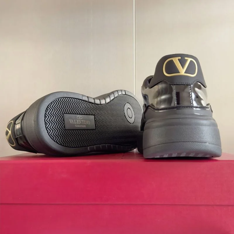 Accurate model Valentino Low Shoes