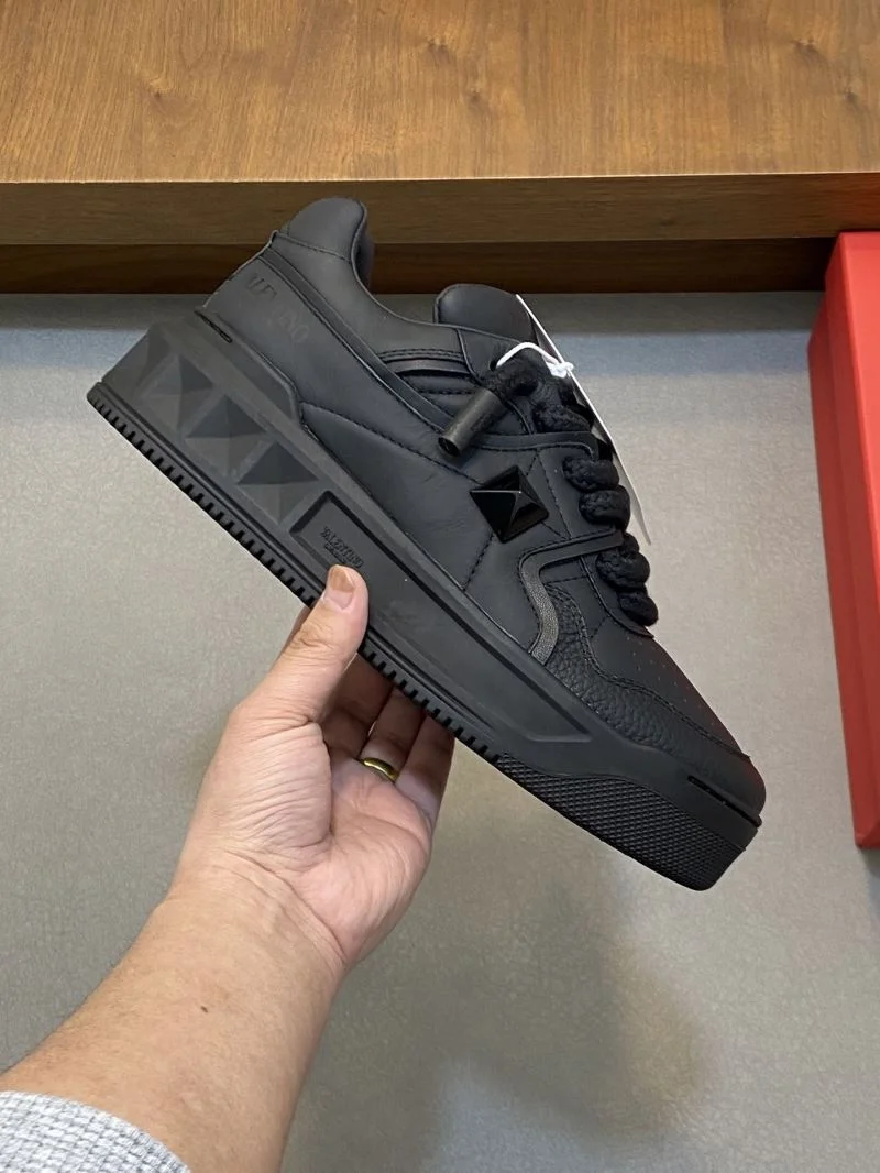 Accurate model Valentino One Stud Shoes