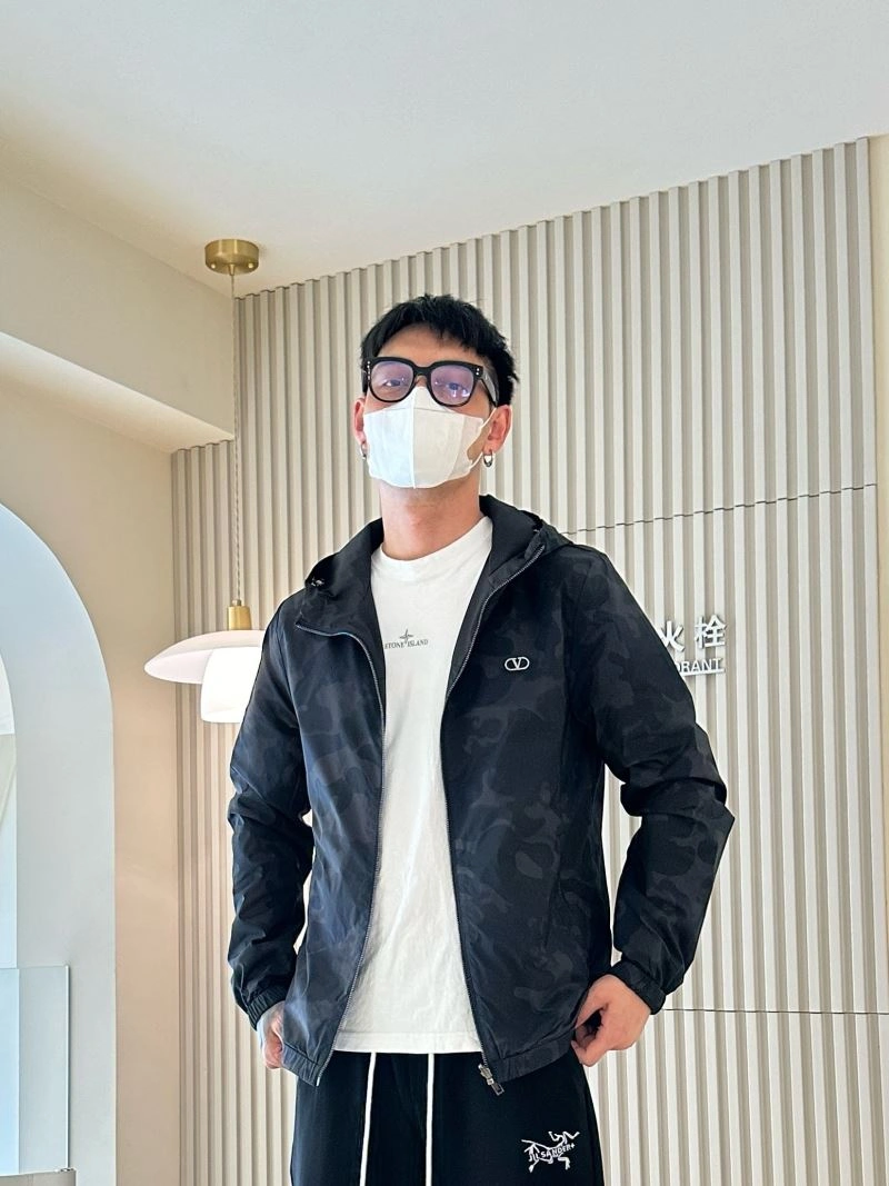 Accurate model Valentino Outwear