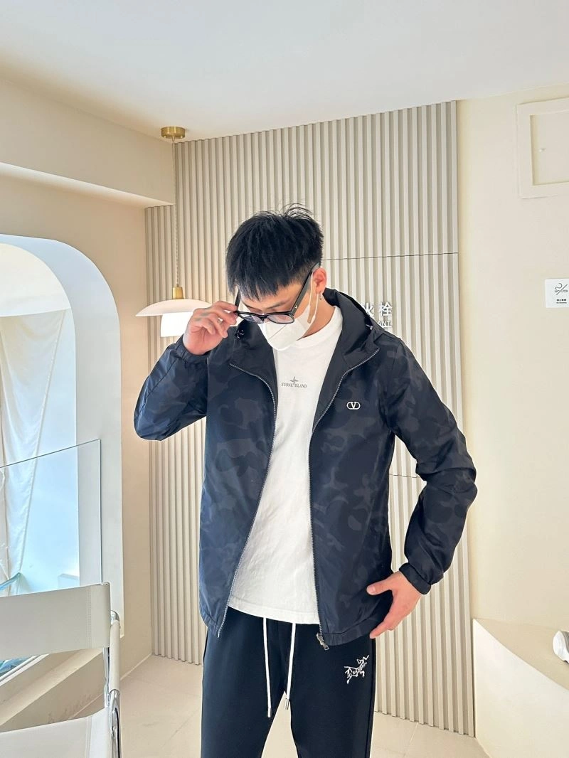 Accurate model Valentino Outwear