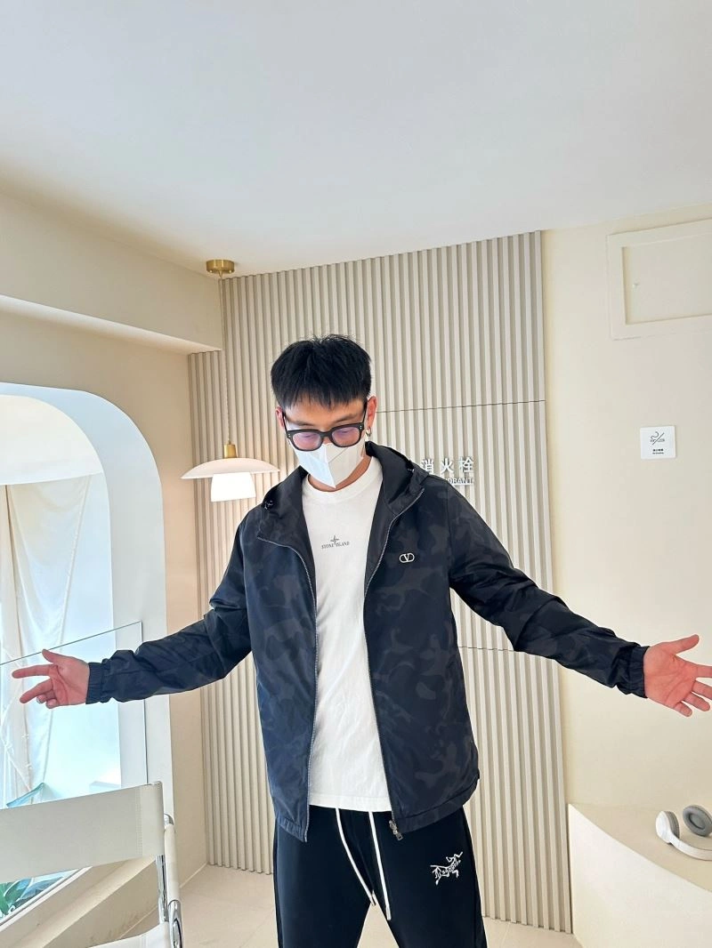 Accurate model Valentino Outwear