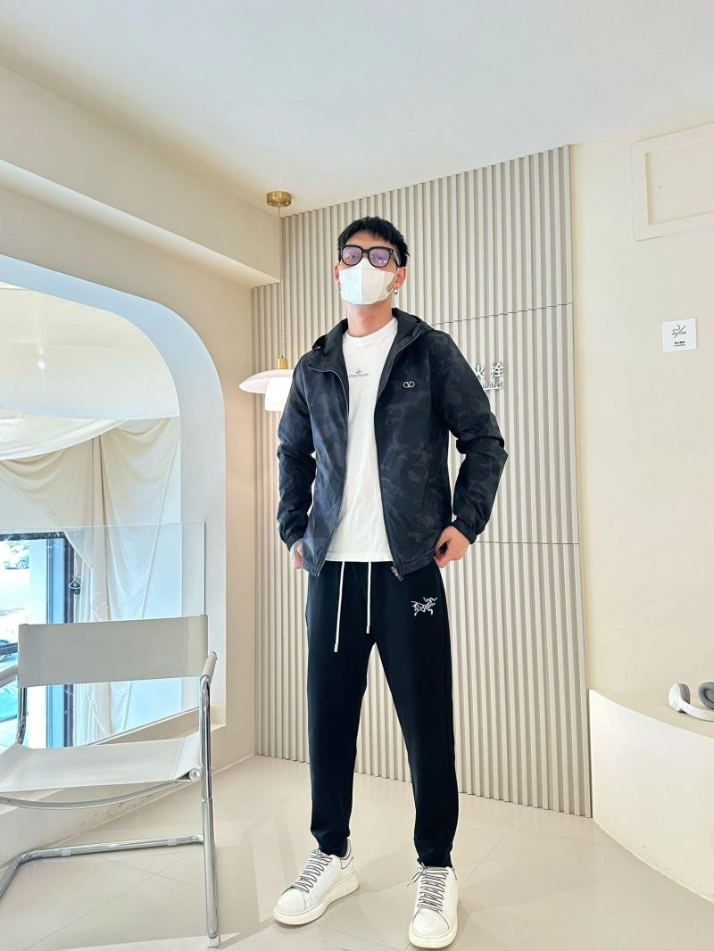 Accurate model Valentino Outwear