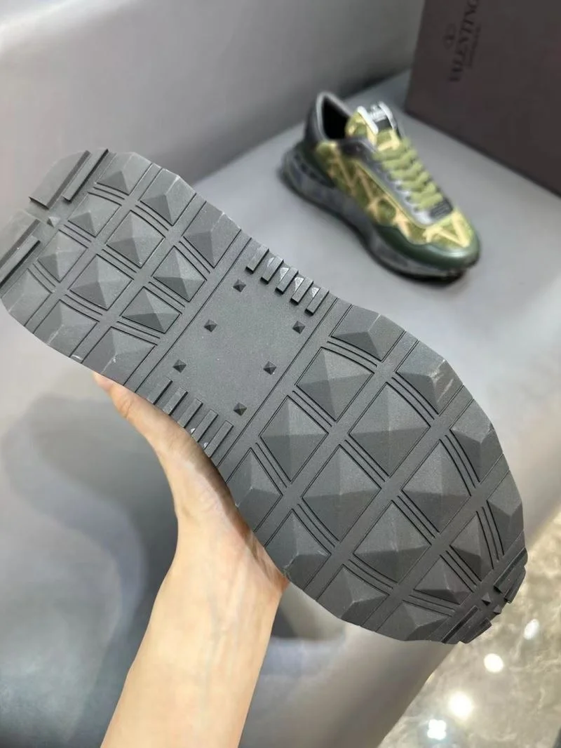 Accurate model Valentino Rockrunner Shoes