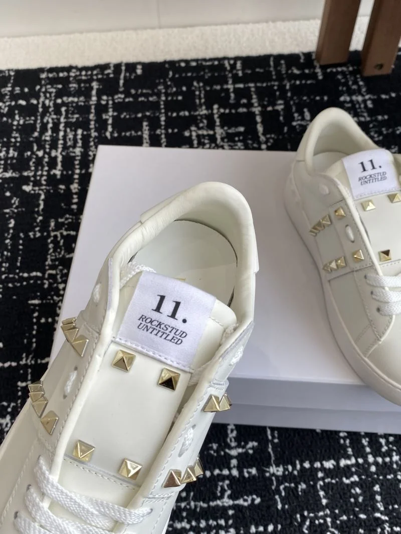 Accurate model Valentino Rockstud Untitled Shoes